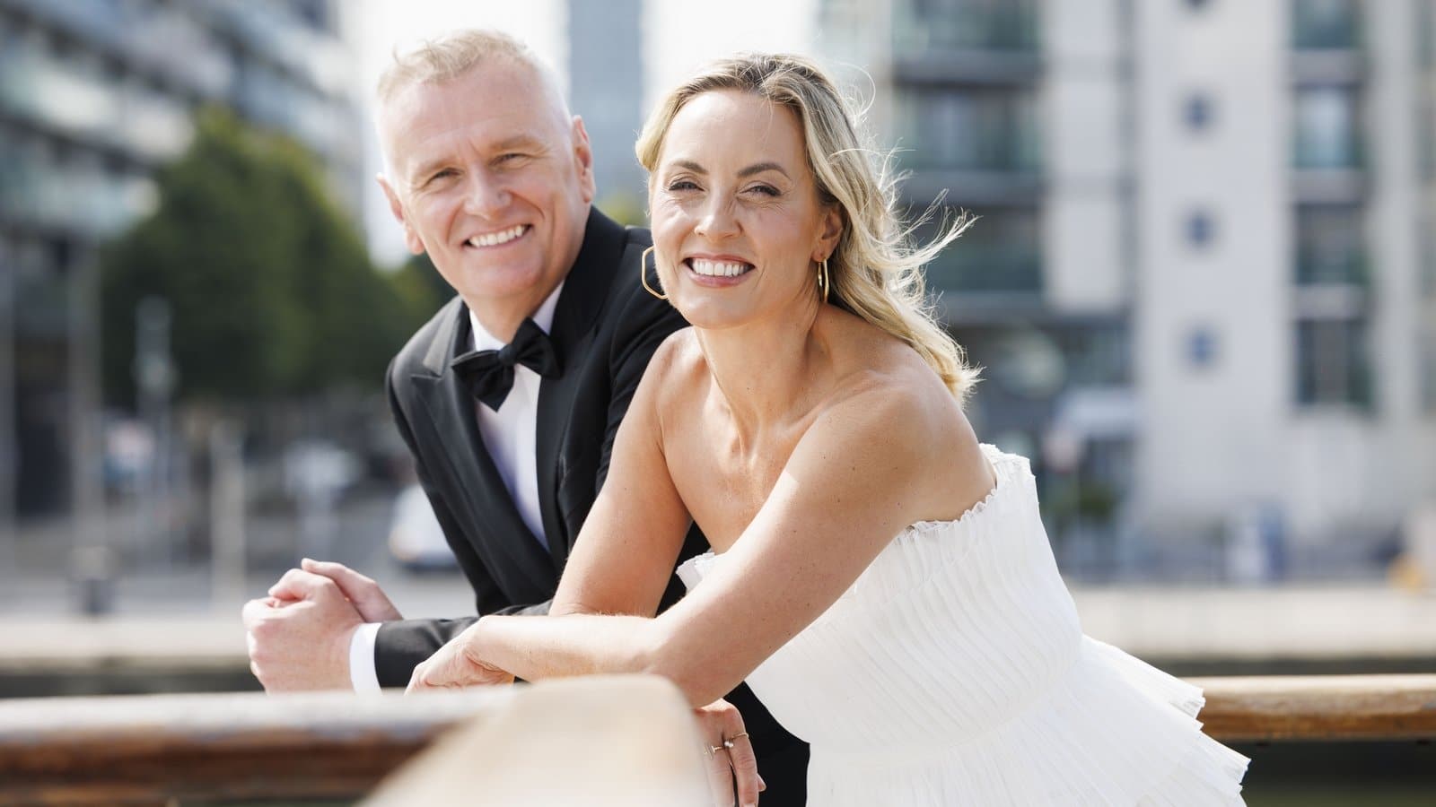 Kathryn Thomas redder en rose på vei til Tralee